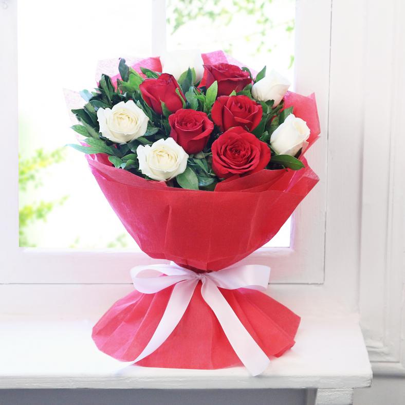 Bunch of 10 Red & White Roses Bouquet #31537 | DesiClik.com, USA